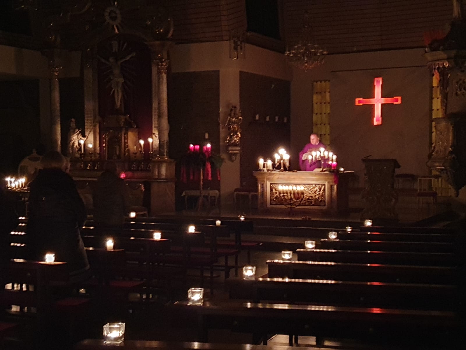 Die Rorate-Messe – die warme Stimmung der vielen Kerzen tut wohl ...